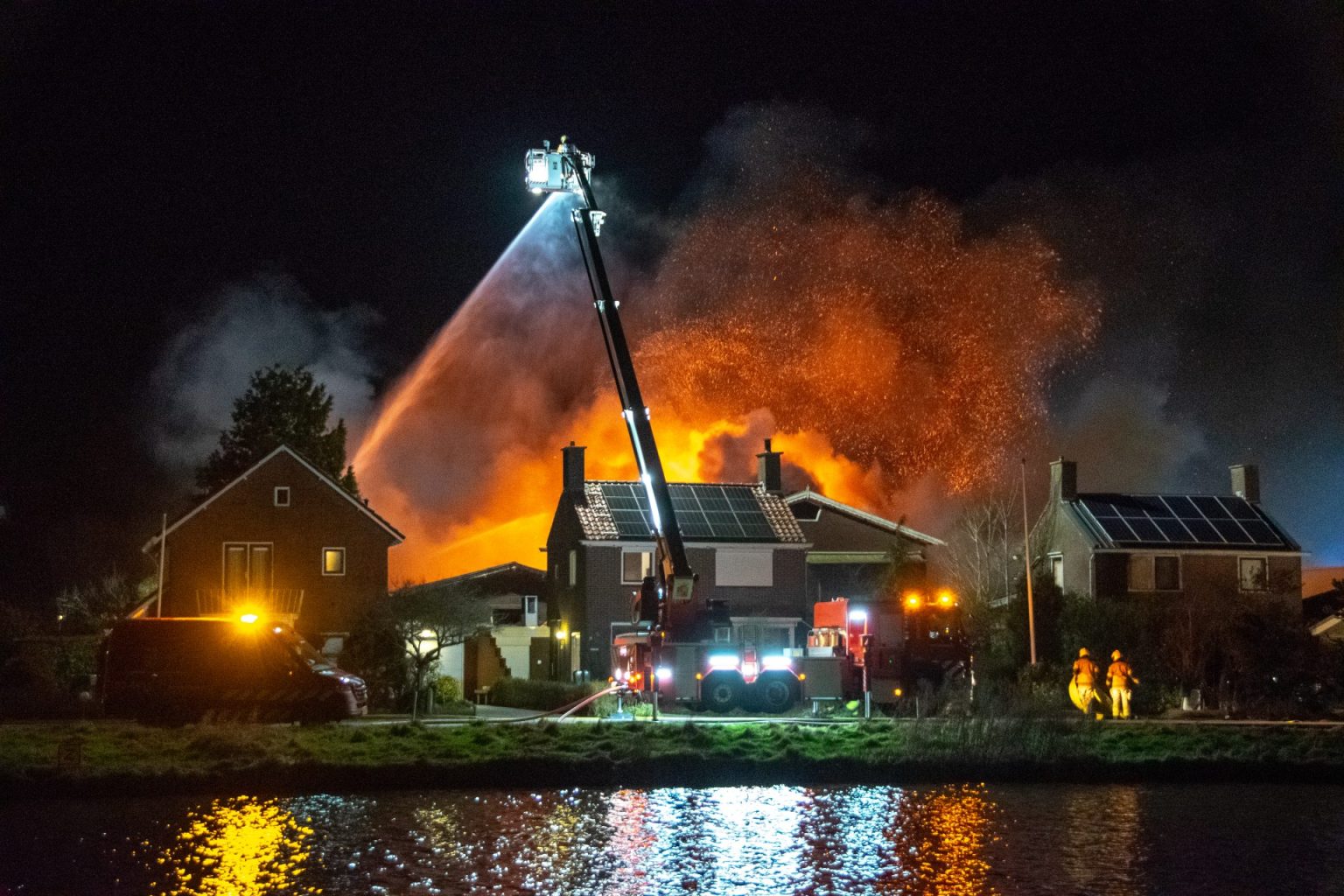 Zeer grote uitslaande brand in loods met auto’s Franeker – 112 Fryslân